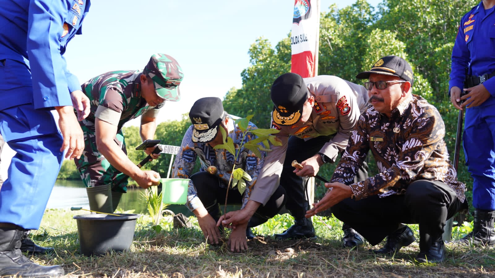 Gerakan Tanam Pohon, Polda Sulbar Menghijaukan Bumi dan Perkuat Ketahanan Pangan | RekamJejak.com